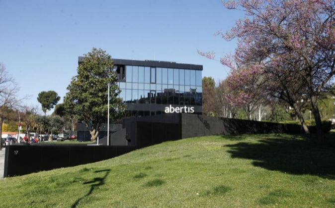 Abertis traspasa a Everis su filial de servicios generales