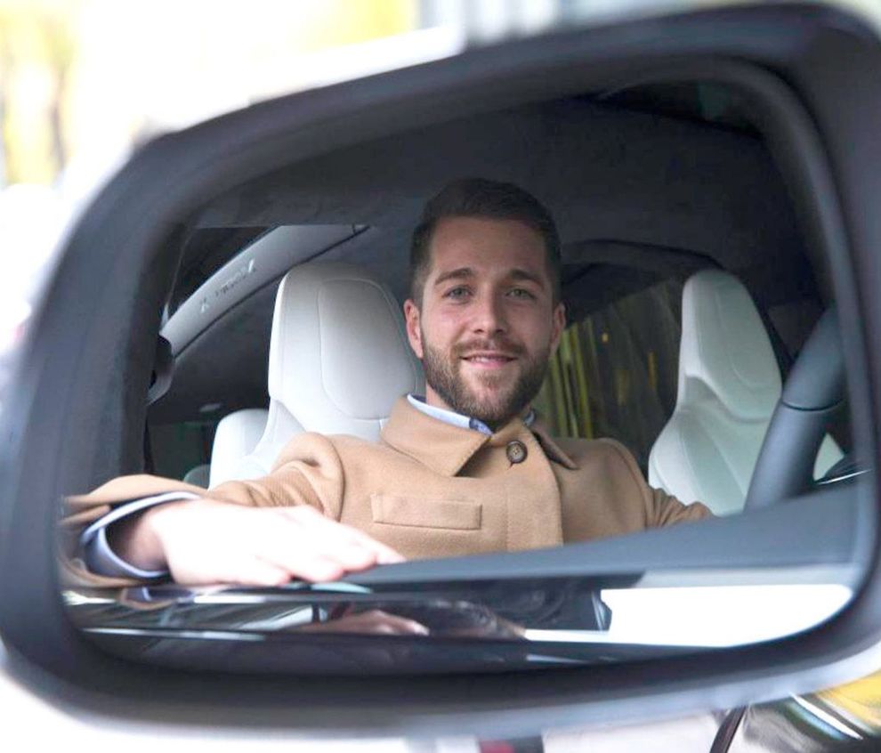 JORGE MILBRUM Director general de Tesla en España "Tesla venderá sus ...