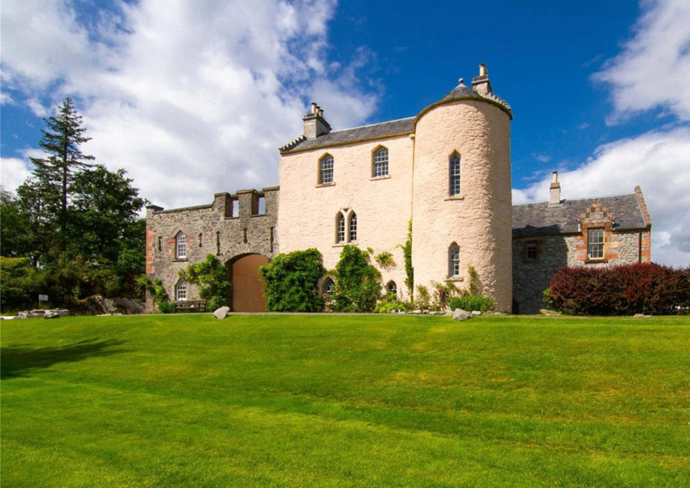 Duchray Castle. Vende: Savills. Precio: 1,6 millones de libras (2 ...