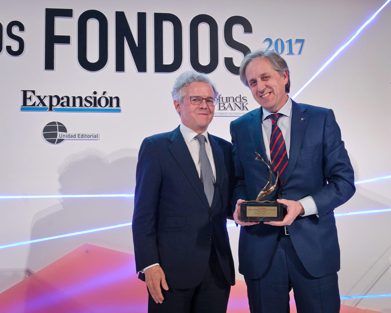 Sebastián Albella (izquierda), presidente de la CNMV, entregó el Premio ...