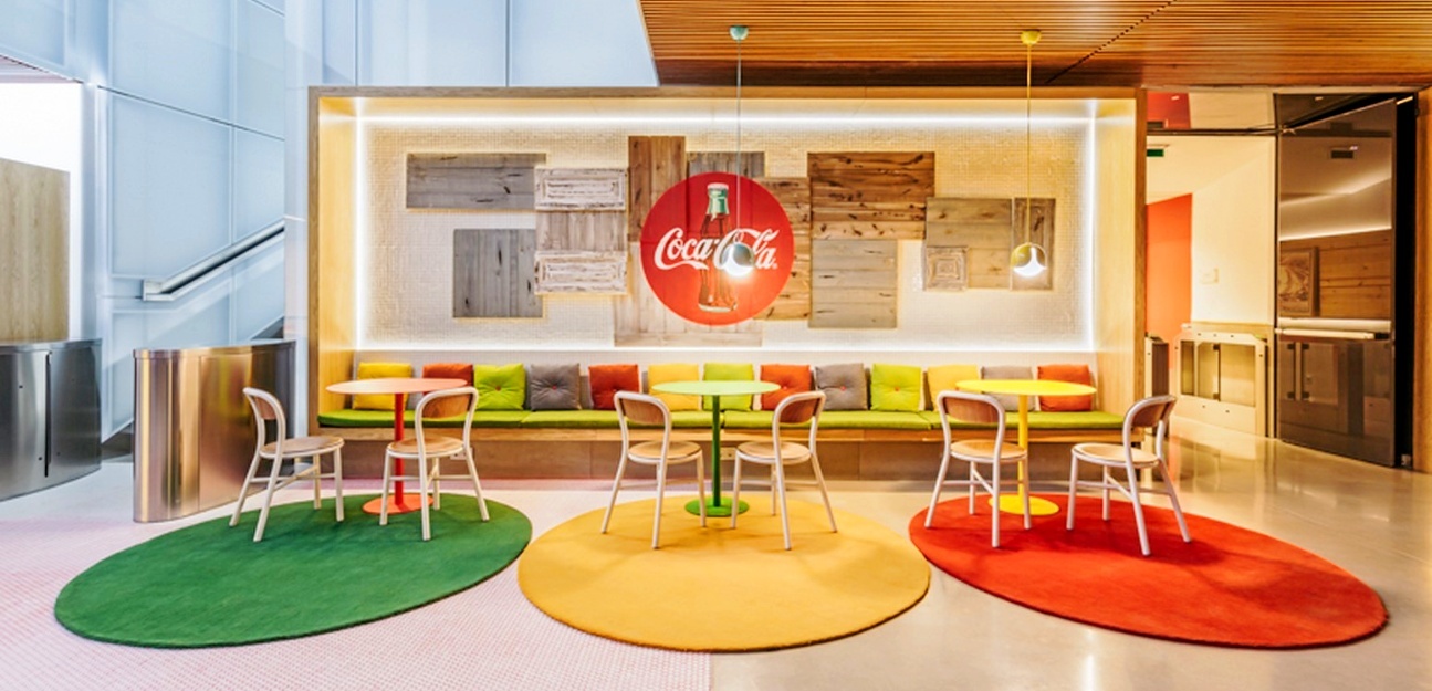 Orgulloso de su marca. El nuevo bar Coca-Cola. | Directivos/estilo-vida ...