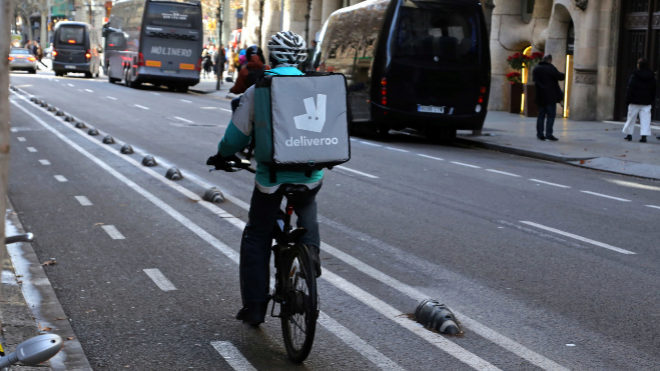 Deliveroo y Glovo afirman que algunos 'riders' ganan hasta 100.000 euros