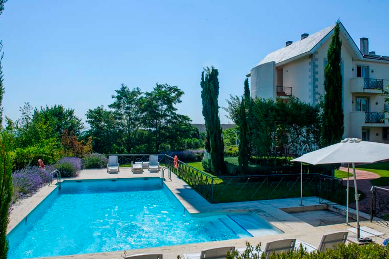 Hotel Pax. Calle de Ribadeo. Torrelodones, Madrid. Tel.: 918 406 606 ...