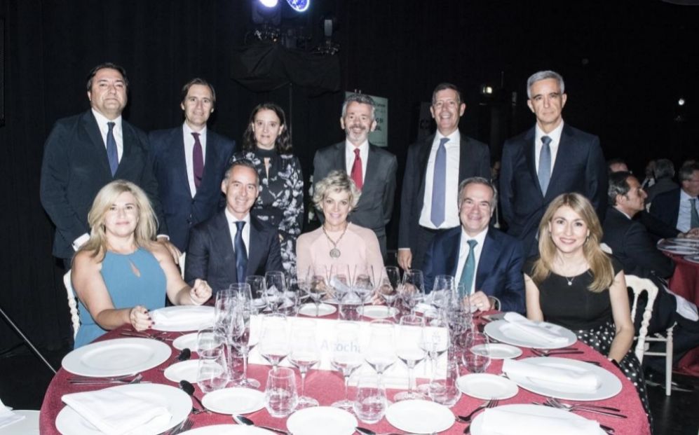 De pie, Román Gil (Sagardoy), junto a los socios de Broseta Joaquín ...