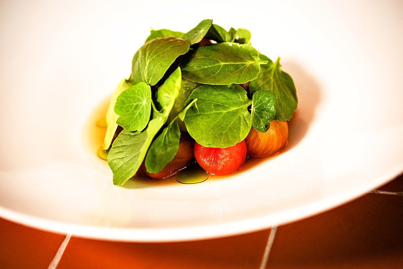 Ensalada de tomates pelados en Dashi de tomate quemado y rainfort ...