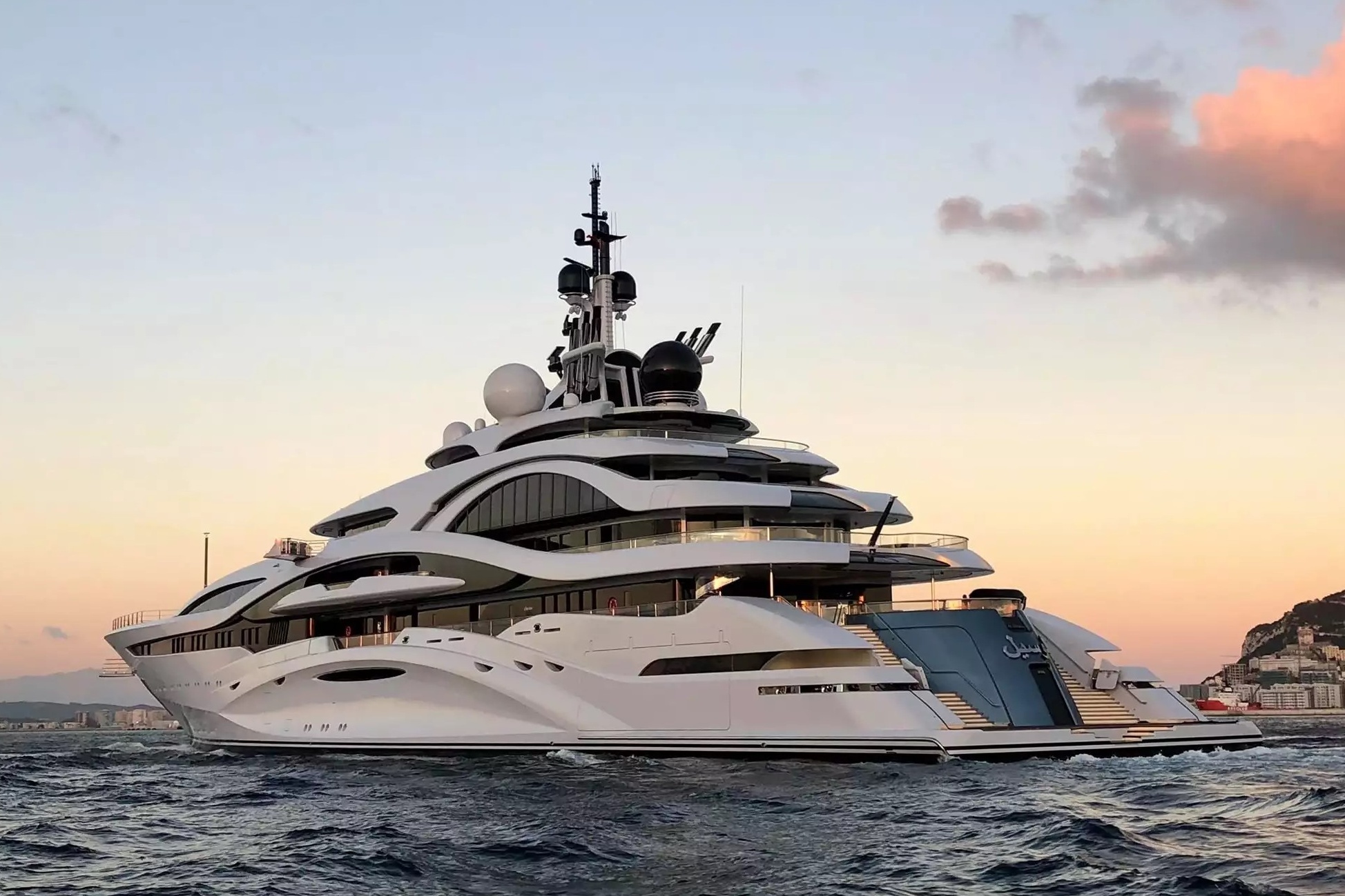El lujoso mega yate Al Lusail del Emir de Qatar navega majestuoso por ...